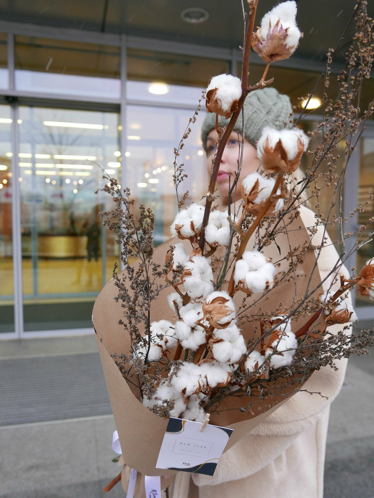 Букет с хлопком и сухотравами от студии цветов клумба. москва