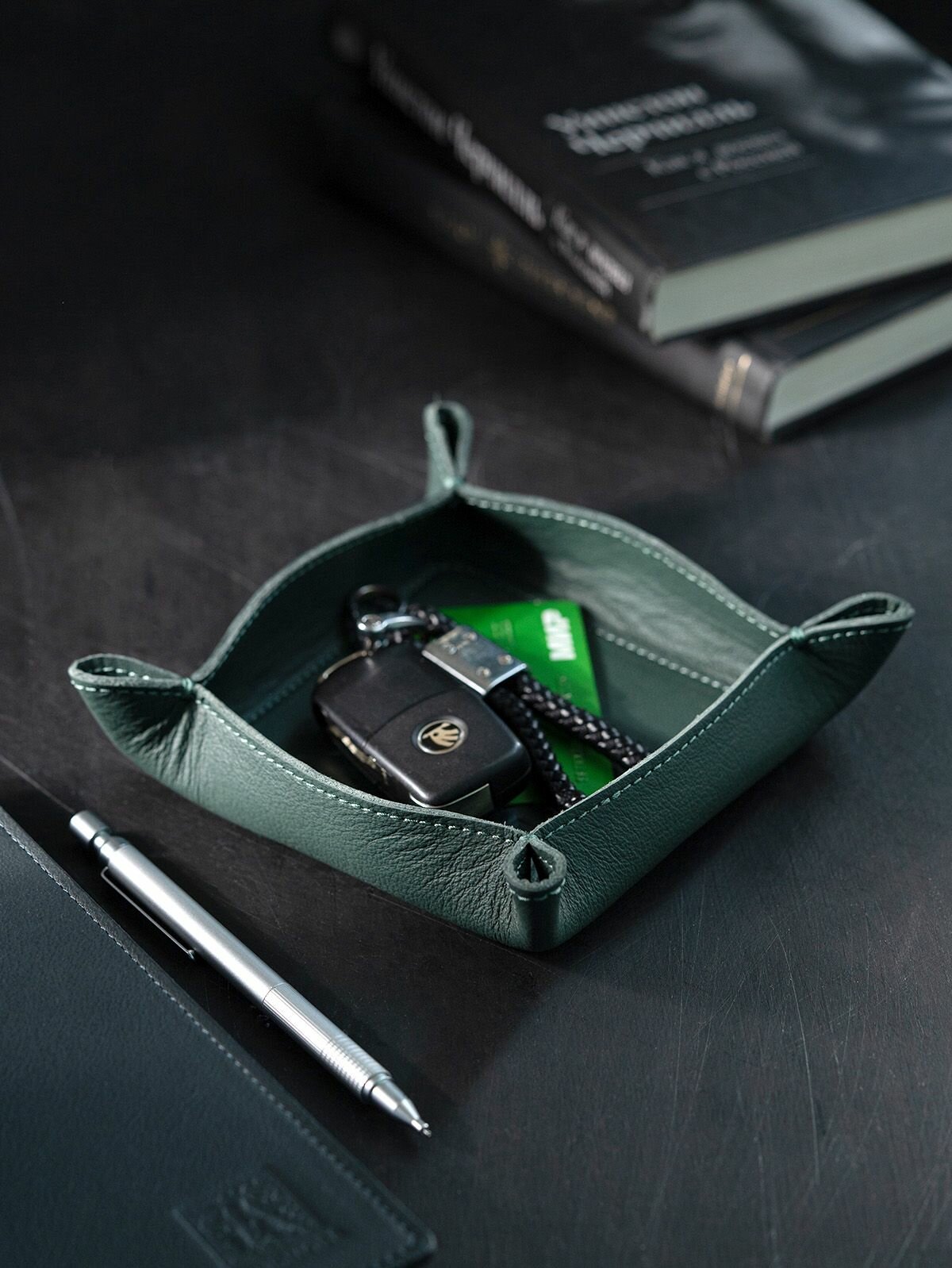 Лоток для бумажек, стикеров, кубариков, а также кофр для мелочи и ключей из натуральной кожи Lotty Bottle Audmorr J. зеленый, 10х10 см