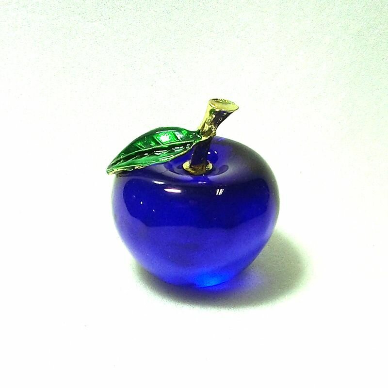 Хрустальное яблоко для украшения интерьера символ любви, здоровья и благополучия в элегантном минималистичном стиле