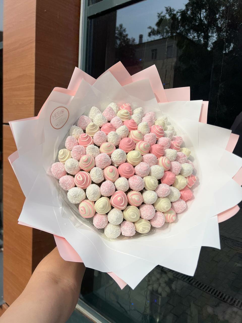 Букет с клубникой в белом и розовом шоколаде, кокос, белый воздушный рис, 1200 г, Princess, белая и розовая упаковка