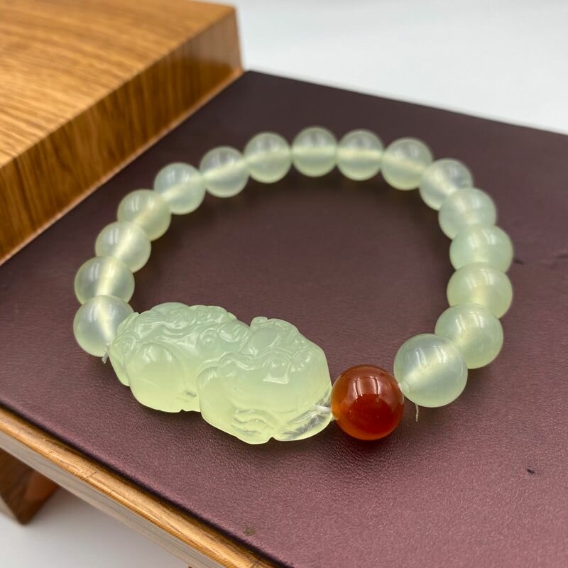 Раслет из ледяного нефрита с фигуркой Пи-Сю символ удачи, богатства и защиты