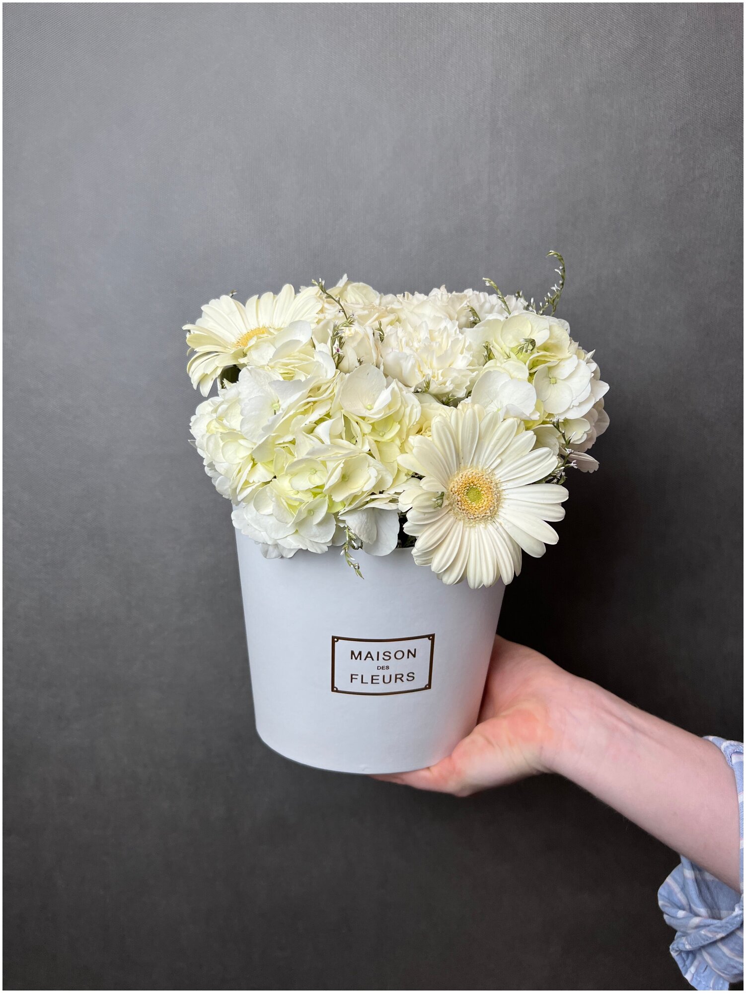 Белая коробка MAXI с белой гортензией и герберой, 30 см, Россия