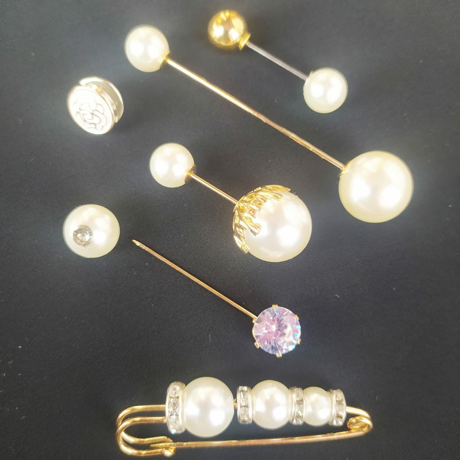 Комплект брошей, стразы, пластик