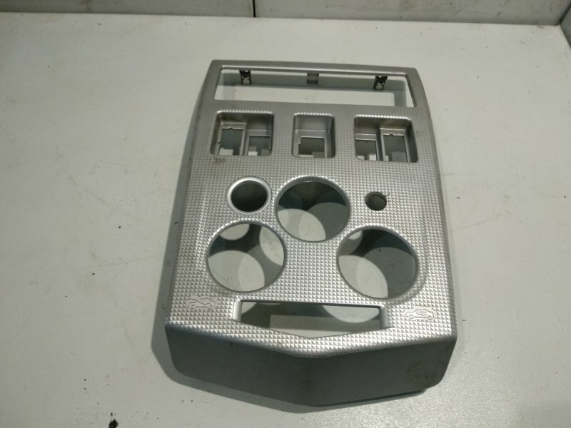 Б/У Накладка декоративная на торпеду центральная Renault Logan 04- б/у , Рено Логан Накладка декоративная Renault Logan 2004-...