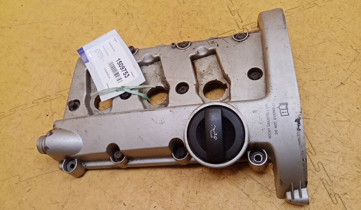 Крышка двигателя A8 (D3,4E) Audi 06C103471F