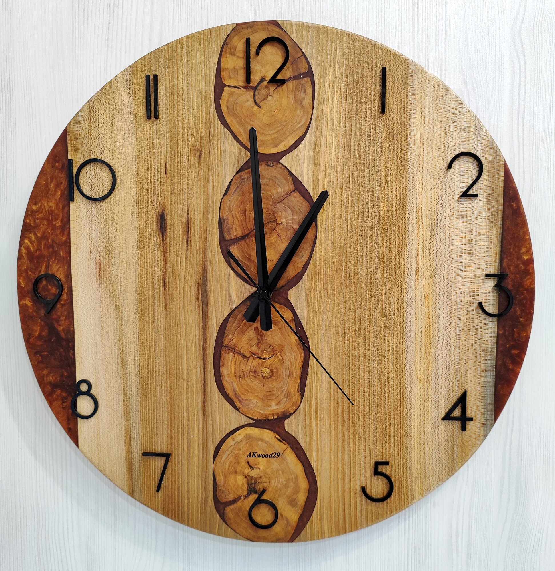 Настенные часы ручной работы из дерева и эпоксидной смолы"Синяя рябина 40", диаметр 39 см