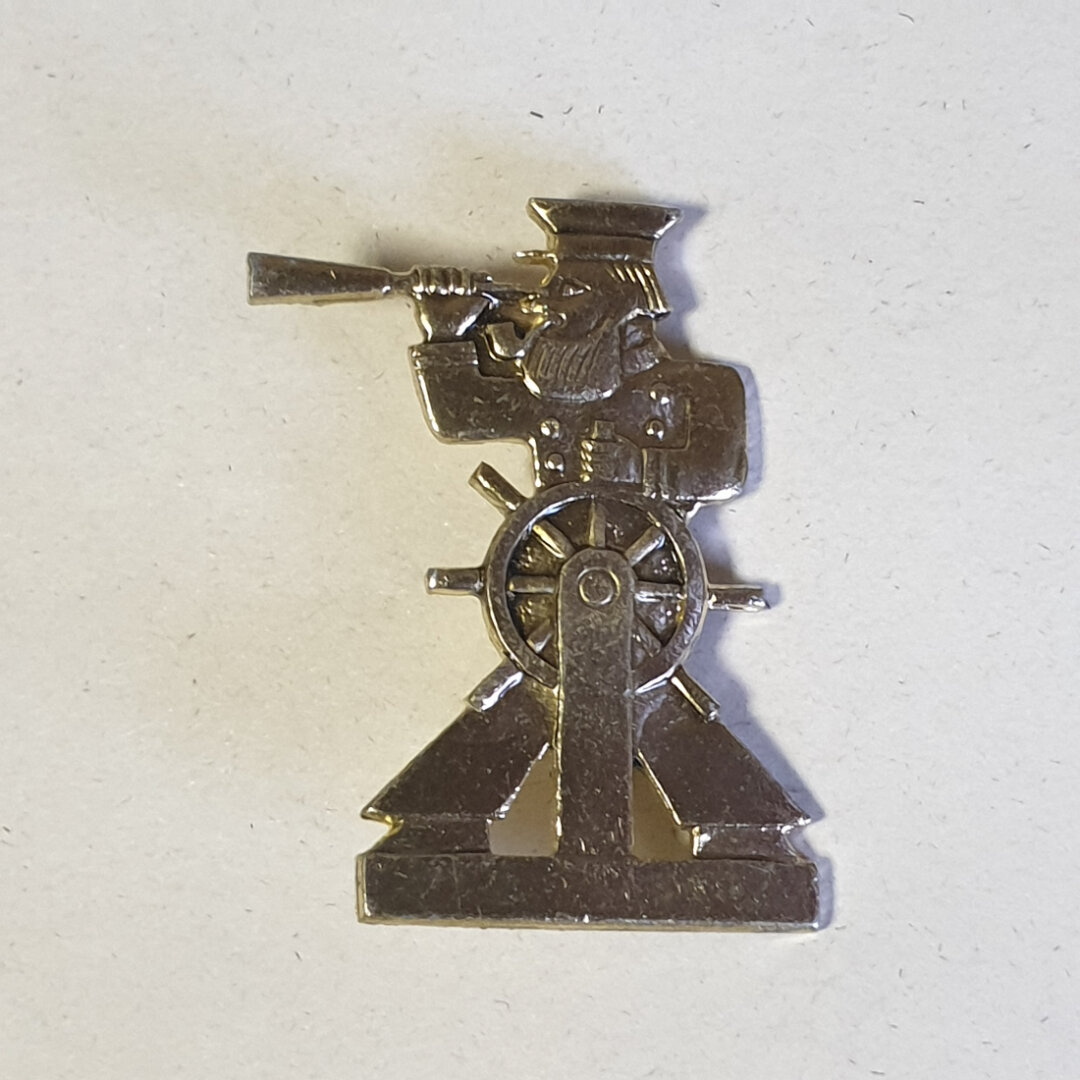Значок СССР . Моряк с подзорной трубой и штурвалом . Пин штифт металл советский и винтажный