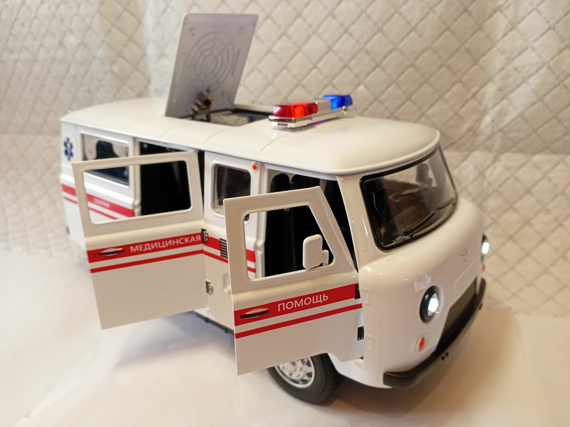 Микроавтобус УАЗ -452 буханка, металлическая модель 1:18, Большая - длина 26 см, открываются двери, задние двери и люк, световые и звуковые эффекты.