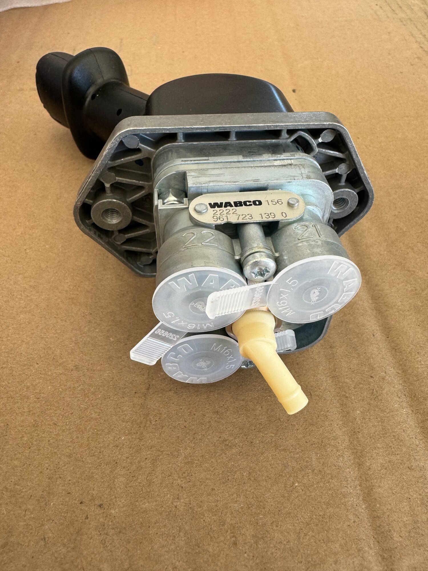 Кран-ручник 3 выхода без датчика WABCO 9617231390