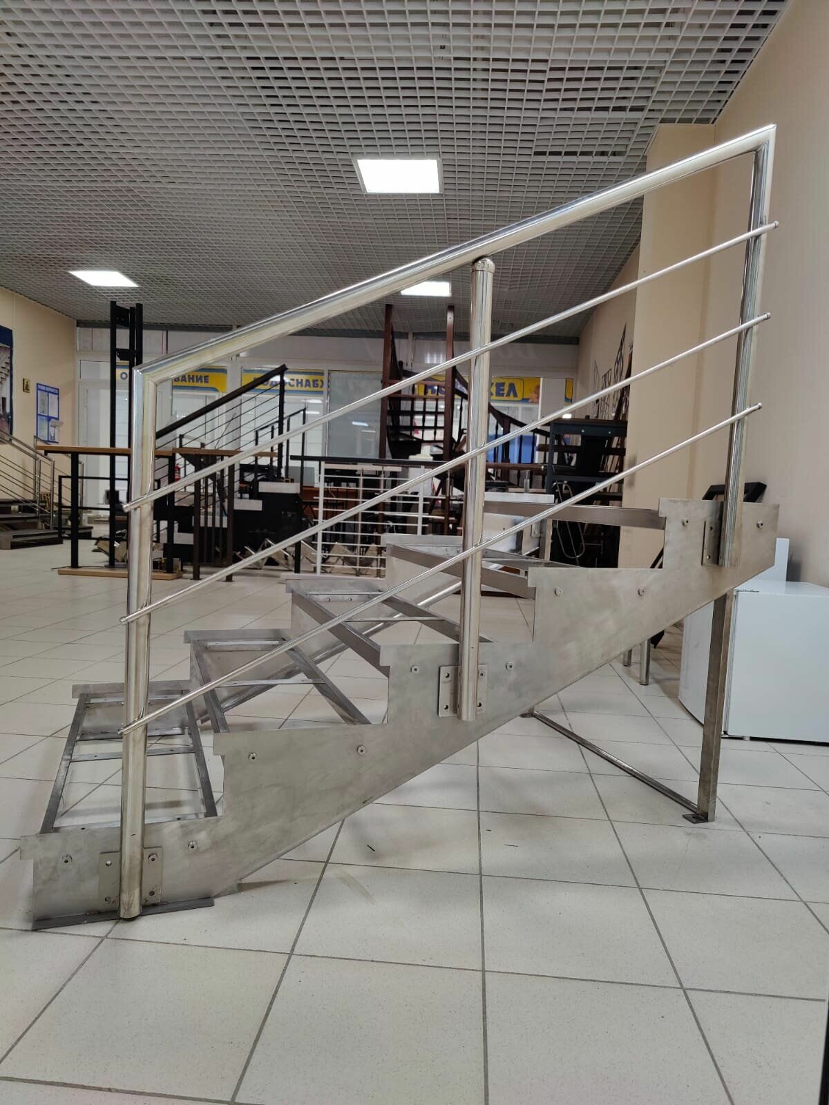 Лестница-крыльцо из нержавеющей стали , 5 ступеней, без ДПК, ограждение справа.