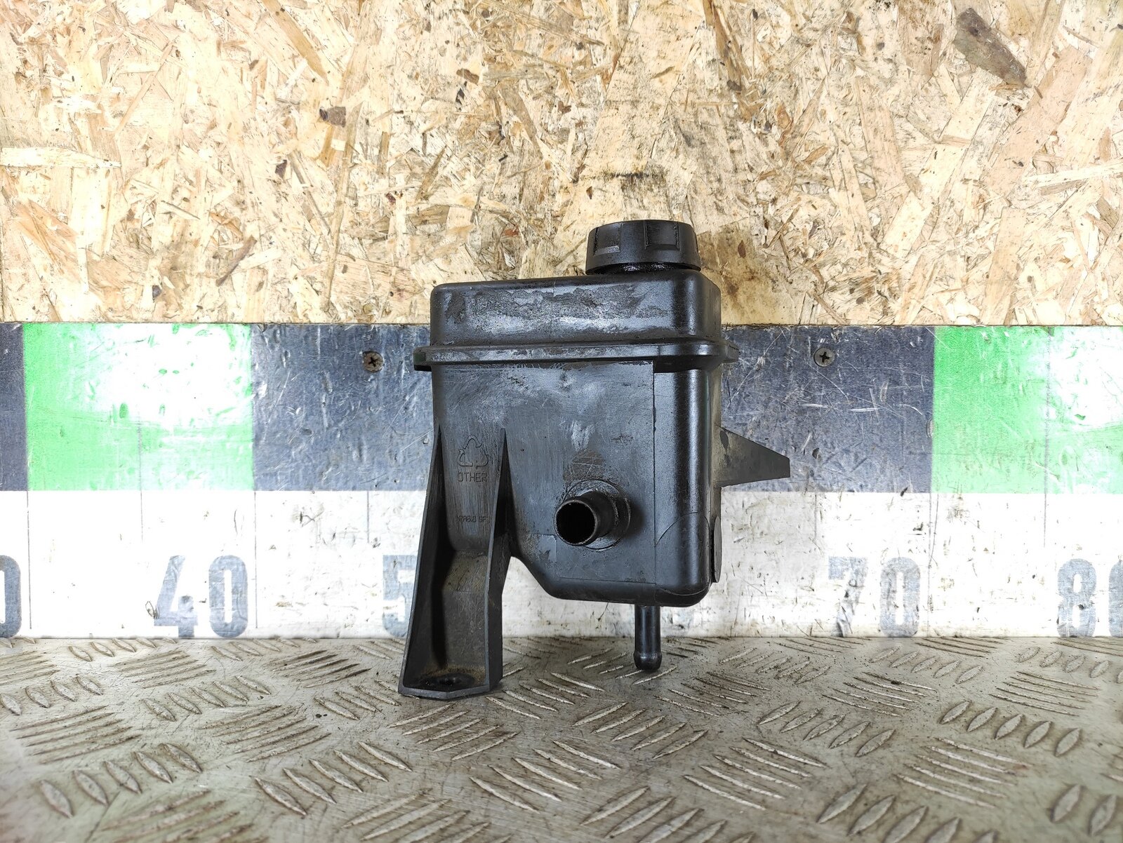 Бачок гидроусилителя MITSUBISHI Space Star 1998-2004 MR814806