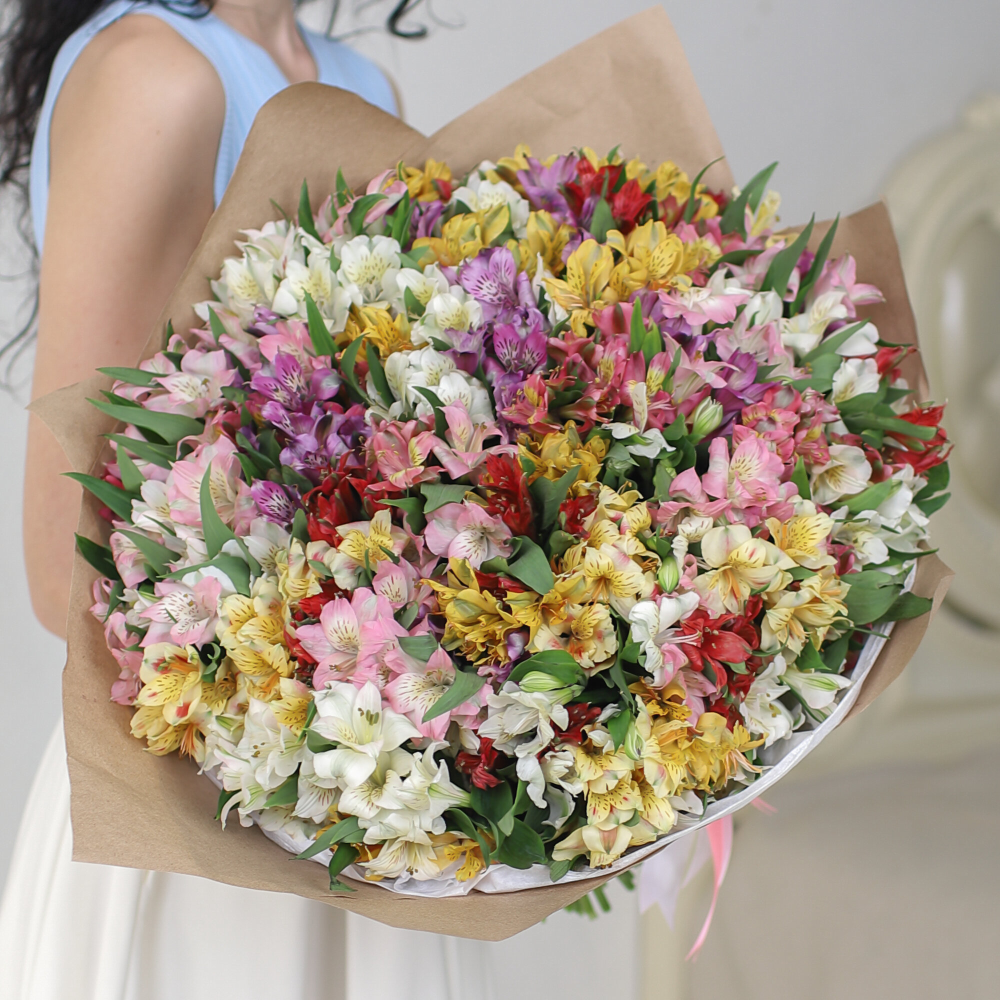 Букет цветов Альстромерия Барселона 55 см x 60 см разноцветная 75 шт