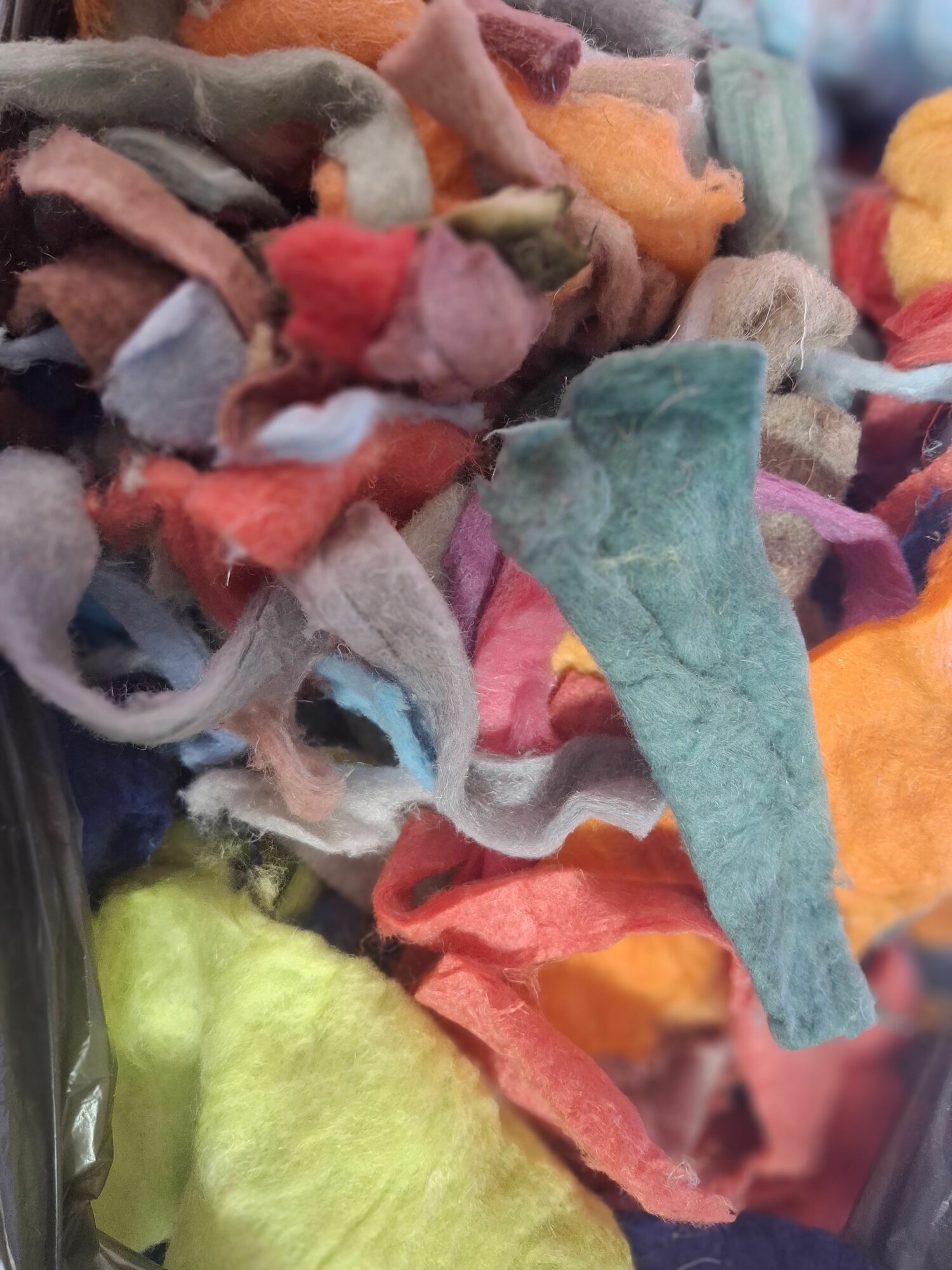 Обрезь, лоскуты, льняная окрашенная вата, упаковка - 50 г, лен 100%, для изготовления ватных игрушек