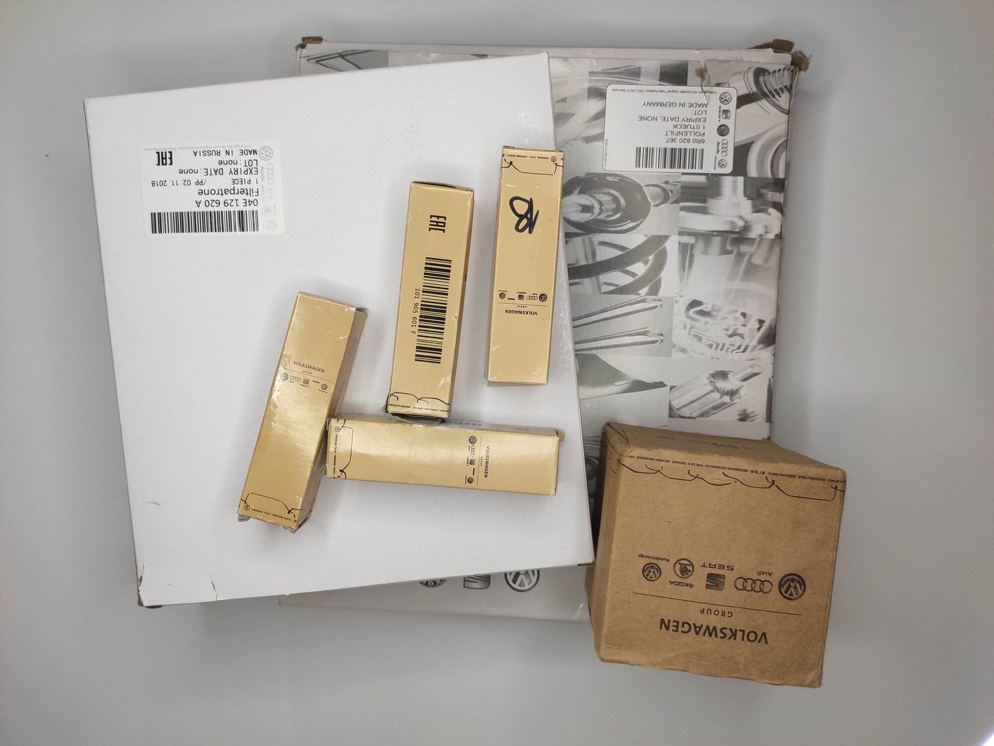 Комплект для ТО Volkswagen 3+1: воздушный, салонный, масляный и комплект свечей 4 шт. Воздушный - 04e129620a / Салонный - 6r0820367 / Масляный - 04e115561ac / Свеча - 101905601f