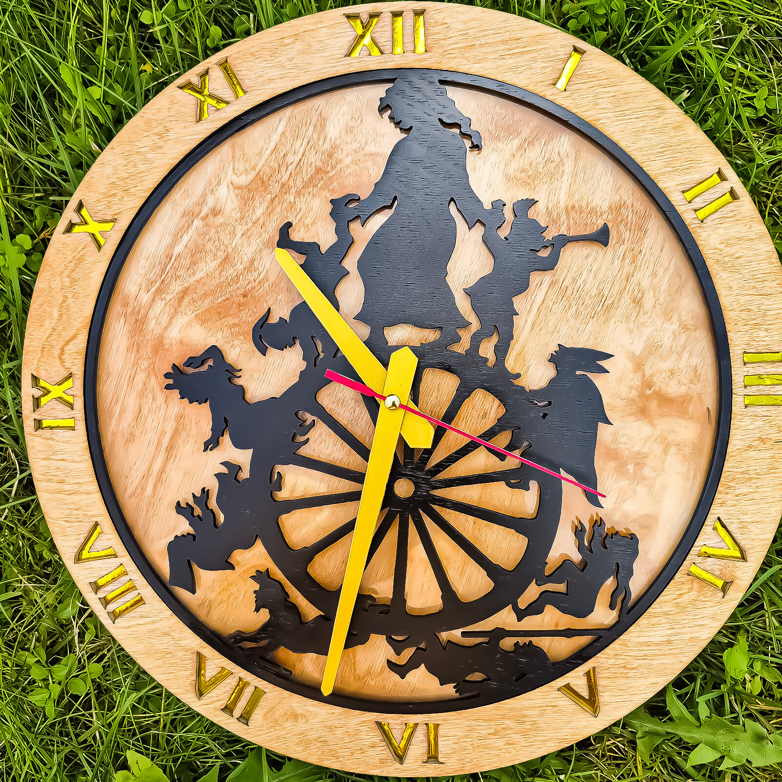 Часы настенные диаметром 30 см, дерево эпоксидная смола, ручная работа.