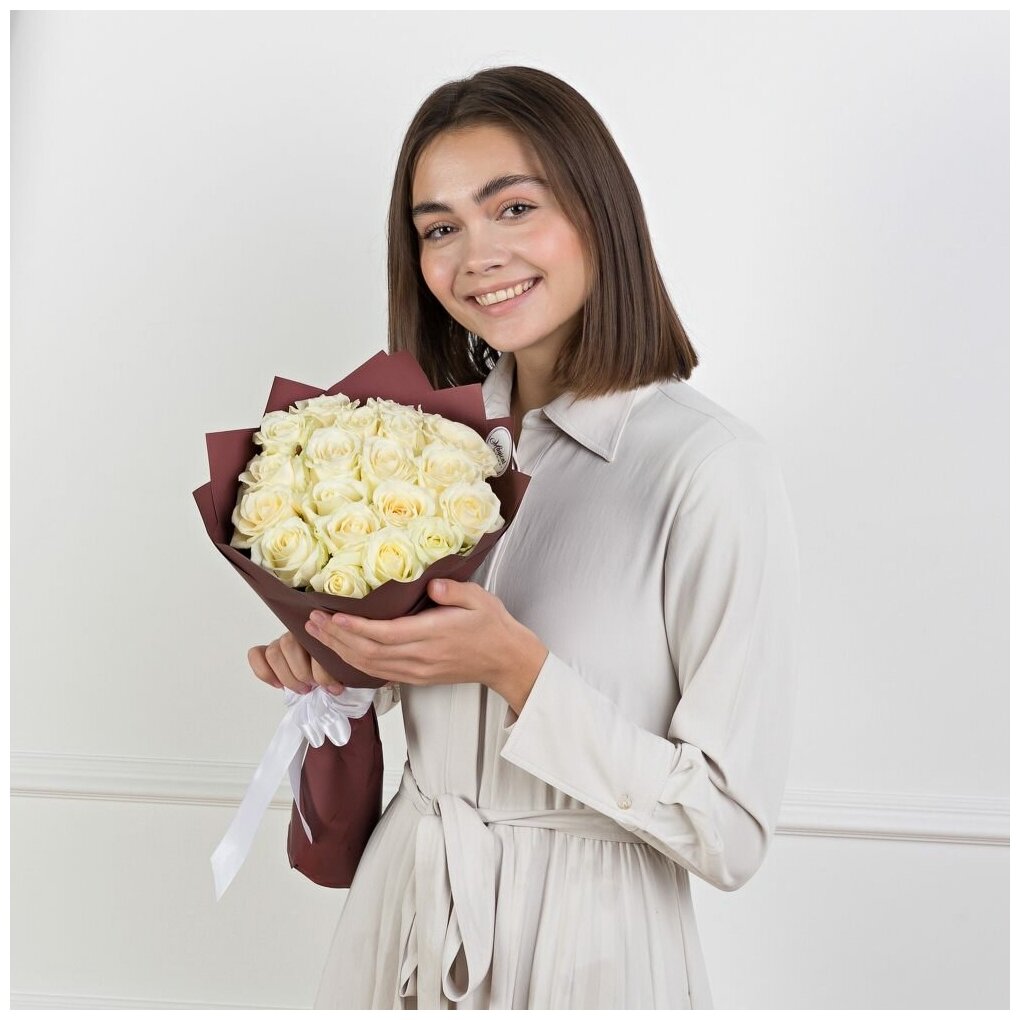Монобукет Magical Flower, 25 белых роз Premium высота 50 см, на стеблях