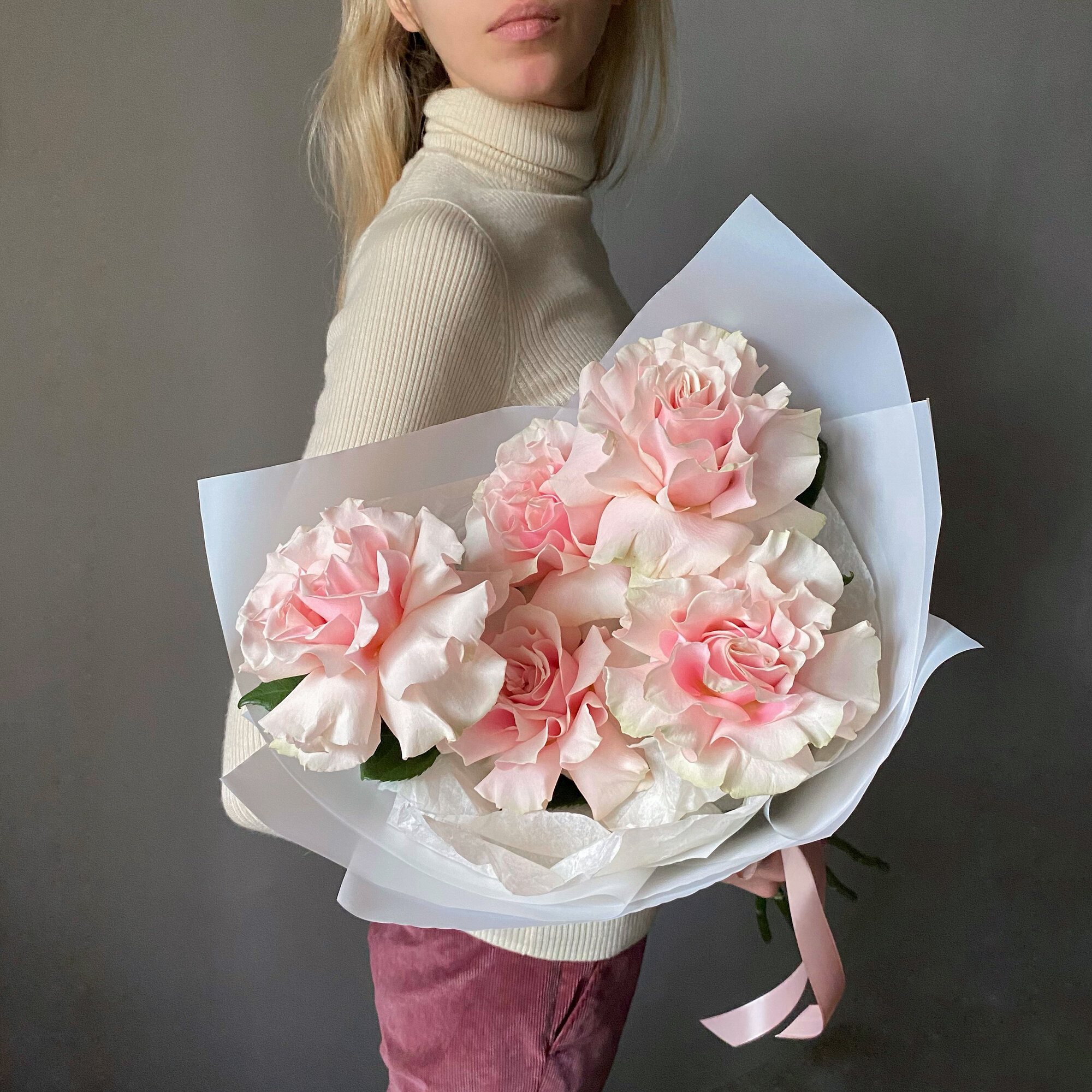 Букет живых цветов из 5 французских розовых роз в авторской упаковке, размер S. Veresk285
