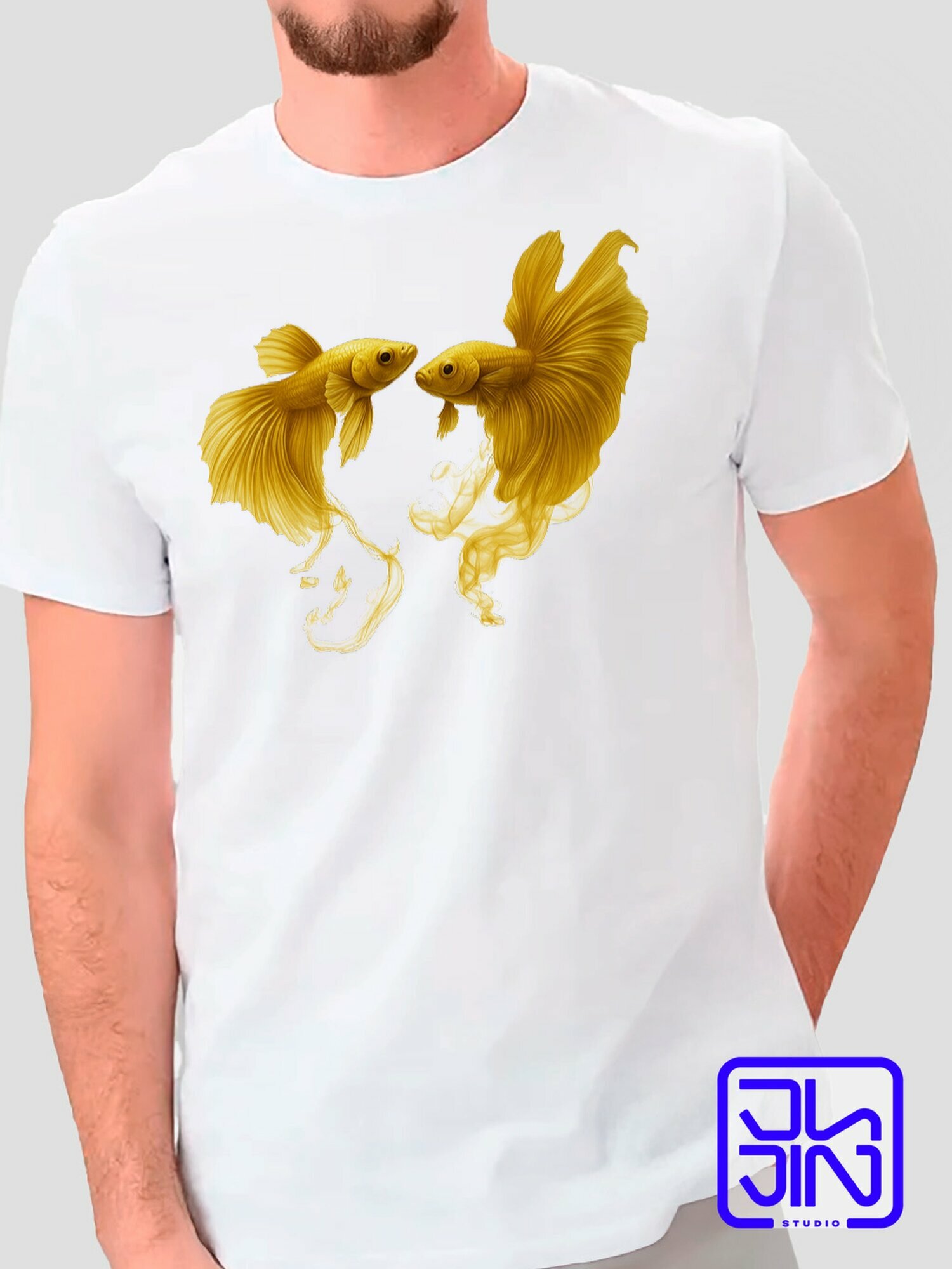 Футболка классическая мужская с авторским принтом Белая премиальная композиция с желтой, золотой рыбкой в природе, белый хлопковый трикотаж с прикольным рисунком на груди