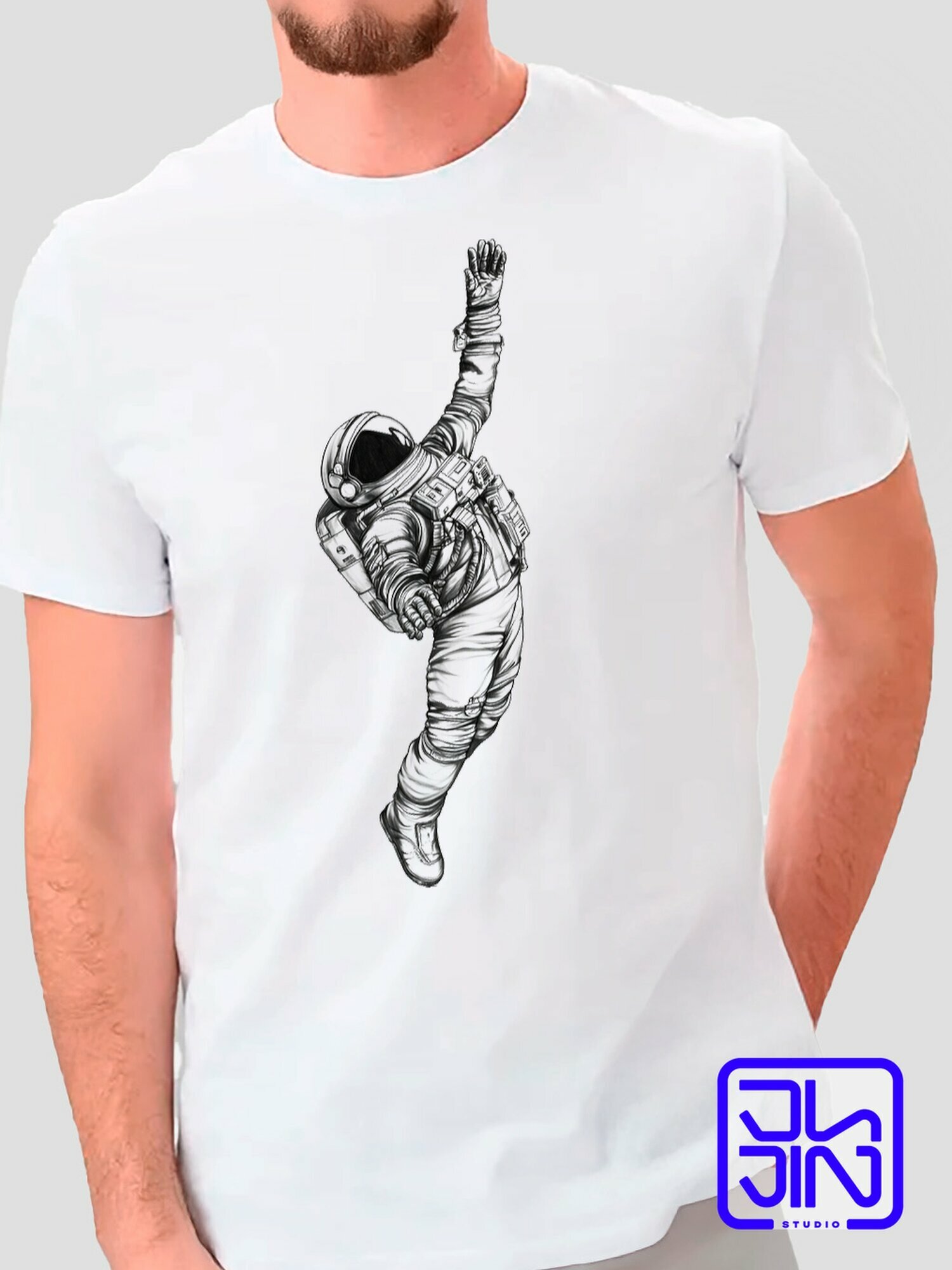 Футболка классическая мужская с авторским принтом Астронавт в крутом, модном скафандре черно белая графитовая иллюстрация космос, белый хлопковый трикотаж с прикольным рисунком на груди