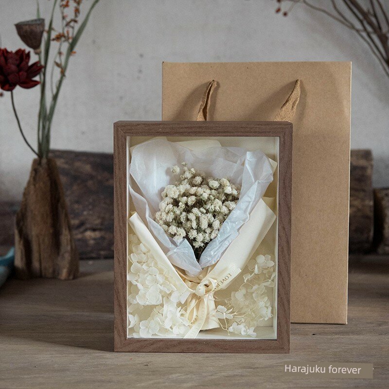 Белый рамка из сухих цветов с цветами baby's breath и розами для декора гостиной