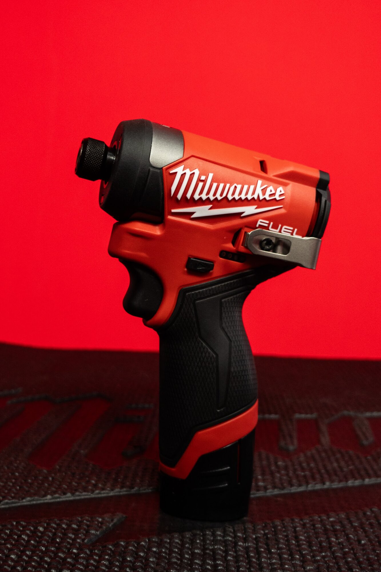 Аккумуляторный импульсный винтоверт Milwaukee M12 FID2-202-с-Бесщёточным двигателем