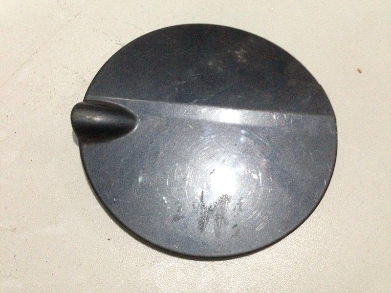 Б/У Лючок топливного бака (дефект)(бензобака/темно-серый метал.) Ford Focus 2 08- б/у , Форд Фокус 2, рестайлинг, седан, хэтч...