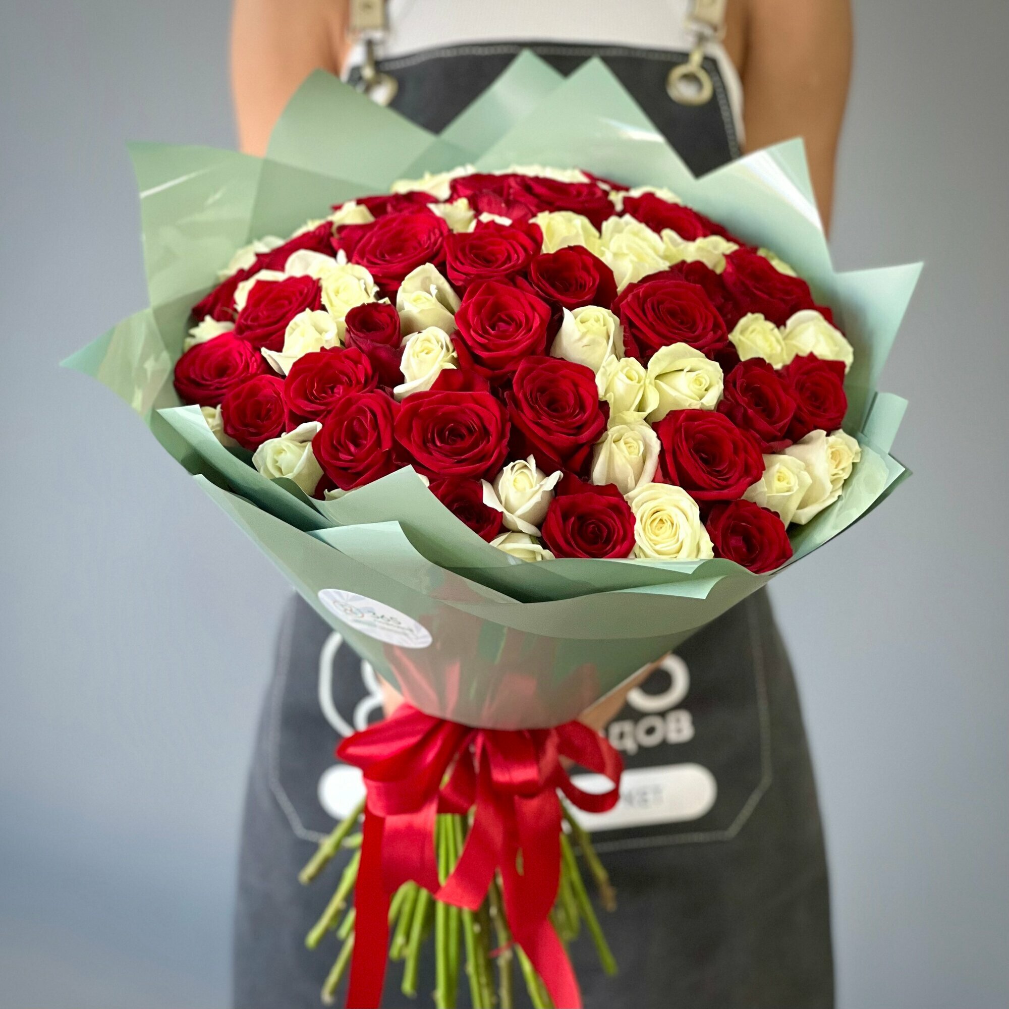 Букет из 71 красной и белой розы 40 см в стильной упаковке. «365 Поводов» - живые цветы с доставкой
