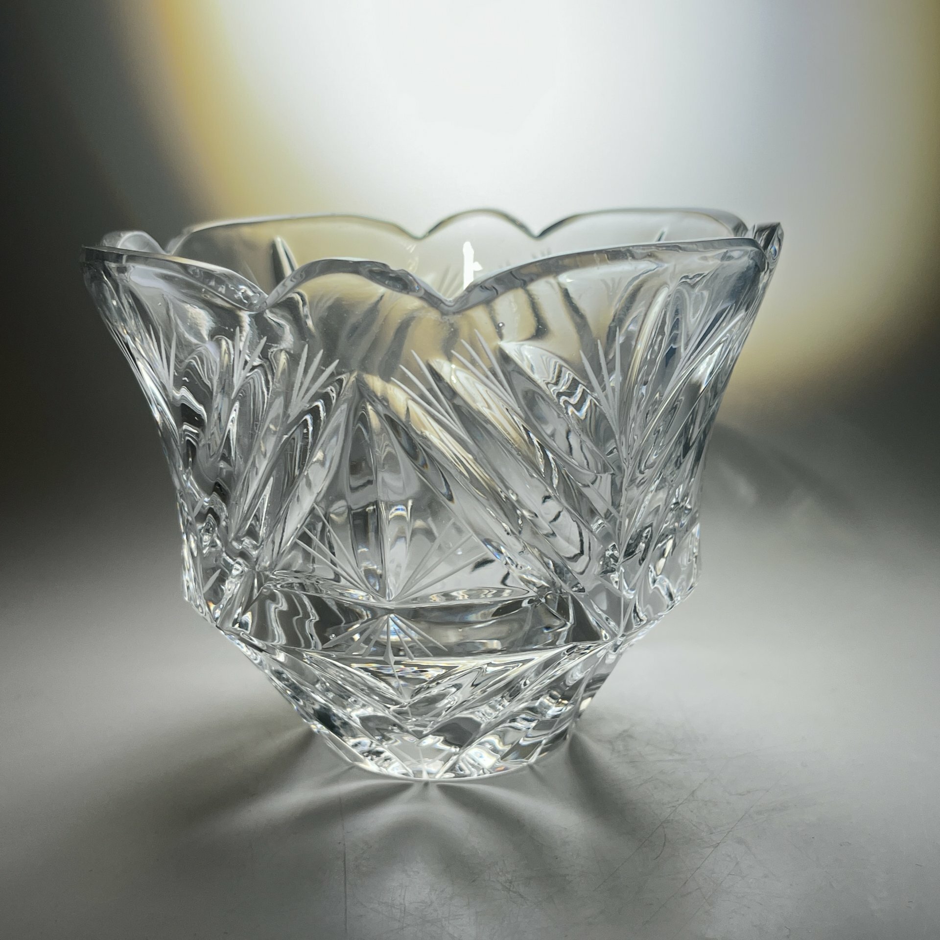 Салатник в форме бутона с резным геометрическим декором, хрусталь