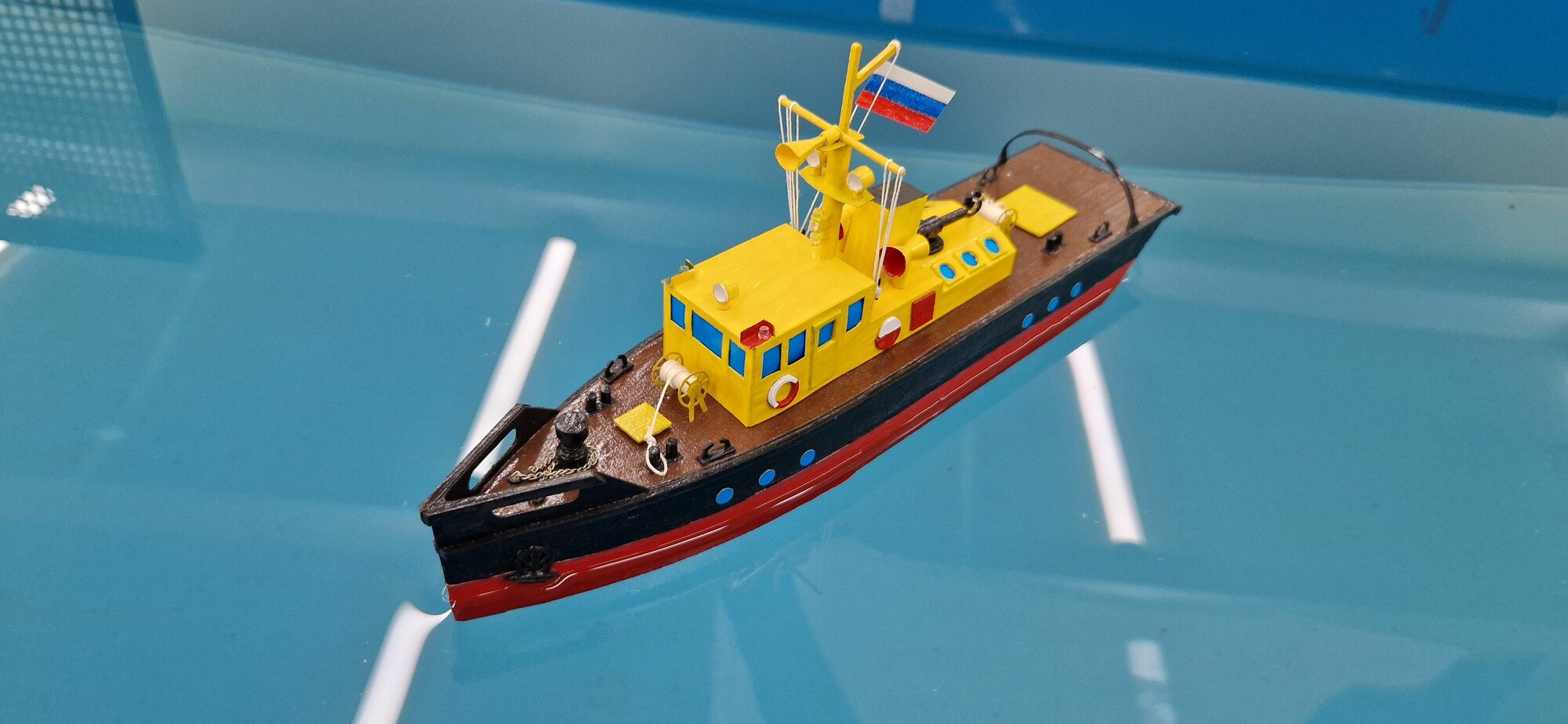 Сборная модель корабля "буксир с электродвигателем"