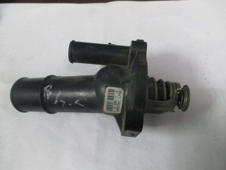 Термостат - Корпус термостата 1566316 4M5GGA 4M5G8575G с термостатом Форд Фокус 3 на 2,0л