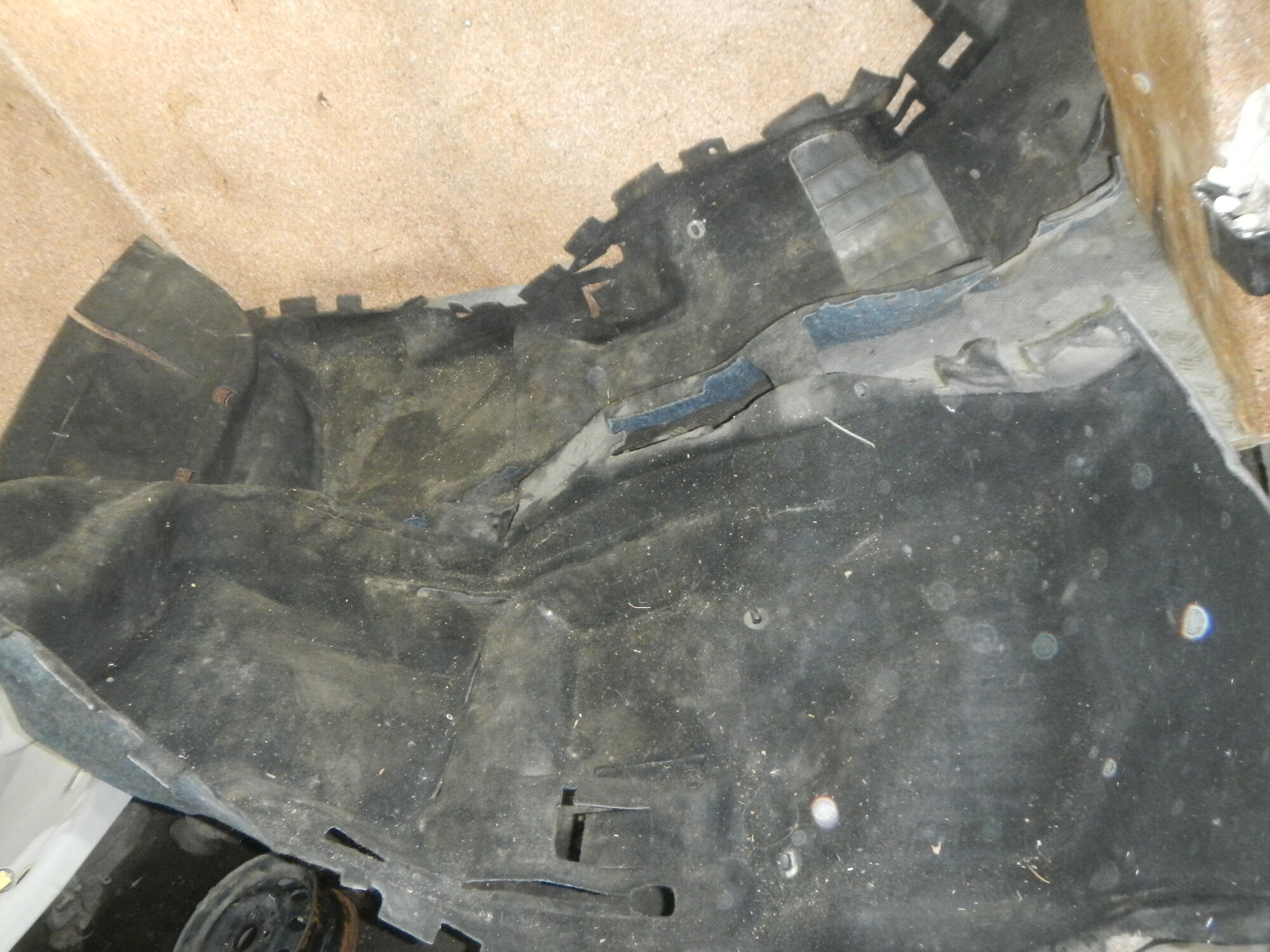 Б/У Покрытие напольное (ковролин), Volkswagen (Фольксваген)-JETTA (06-11) VOLKSWAGEN JETTA (06-11) Грязное. 521035 VAG а...