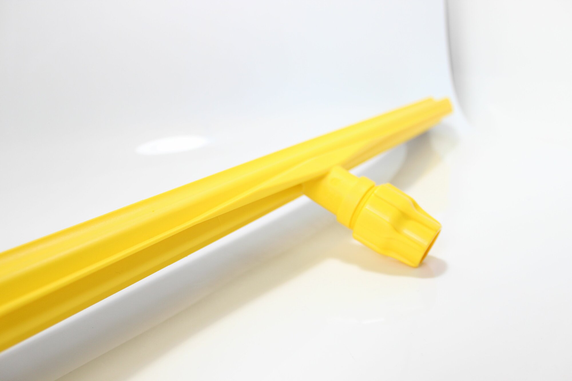 Классический сгон для пола 750 мм TTS пластиковый, Жёлтый с черной резинкой из неопрена