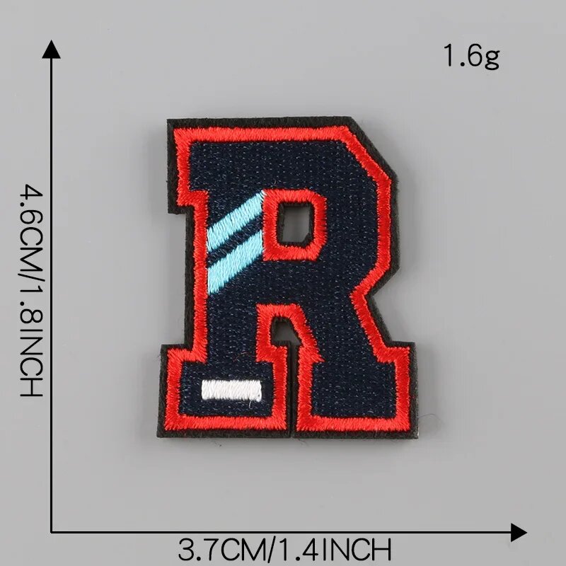 Нашивка вышитая буква R, красная, 3.7x4.6 см, 1.6г