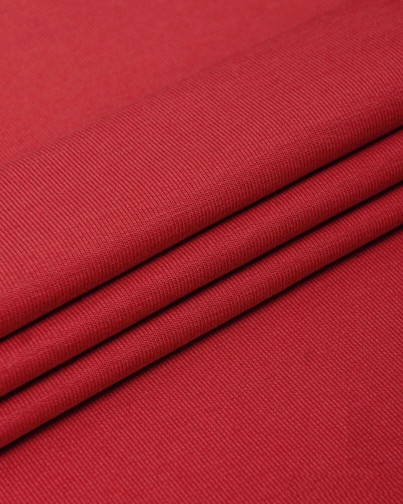 Ткань Футер 2-х нитка пенье. Состав: 73% хлопок, 22% пэ, 5% лайкра. Цвет красный. Готовый отрез 3*1,85 м.