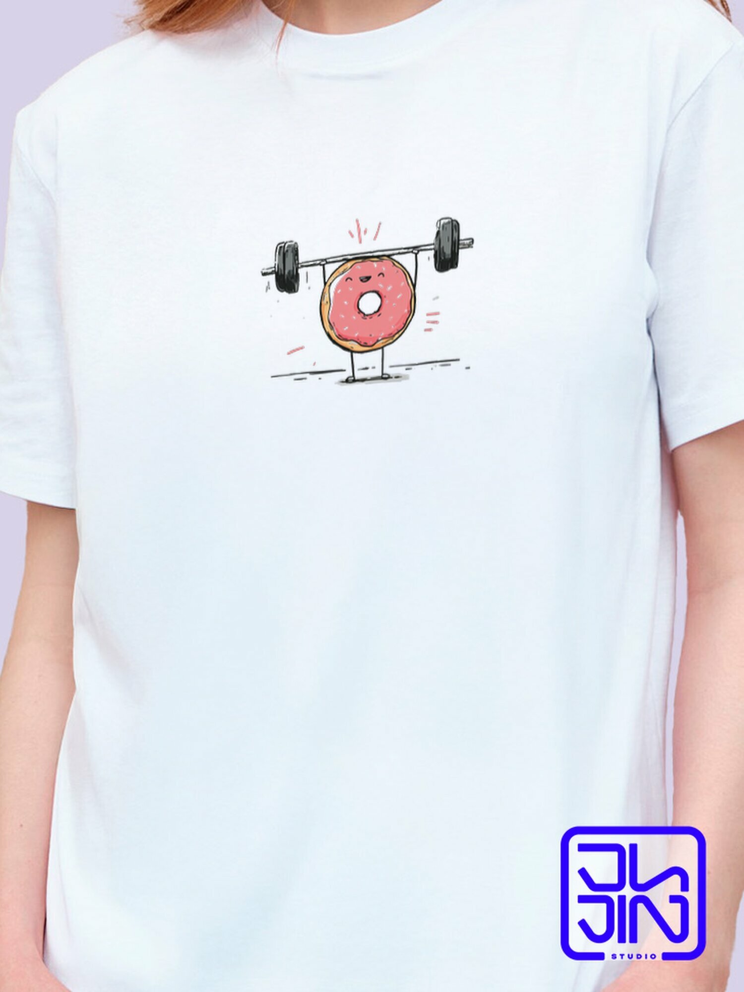 Футболка классическая женская с авторским принтом Смешной розовый пончик с белой штангой и мемами для веселого фитнеса, белый хлопковый трикотаж с прикольным рисунком на груди