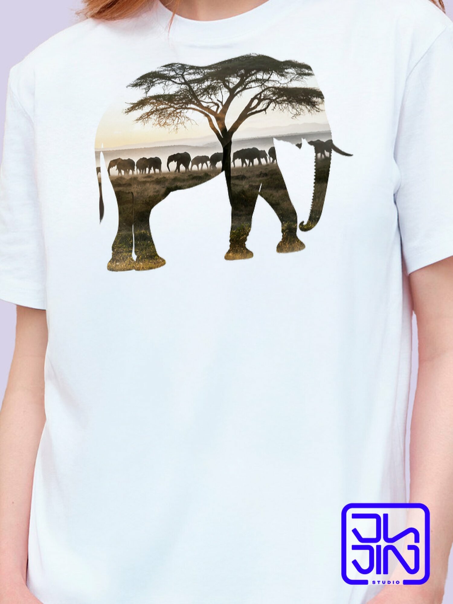Футболка Jujin Studio классическая женская с авторским принтом Слон минималистичный, черно белый силуэт саванны с необычным черным закатом, белый хлопковый трикотаж с прикольным рисунком на груди