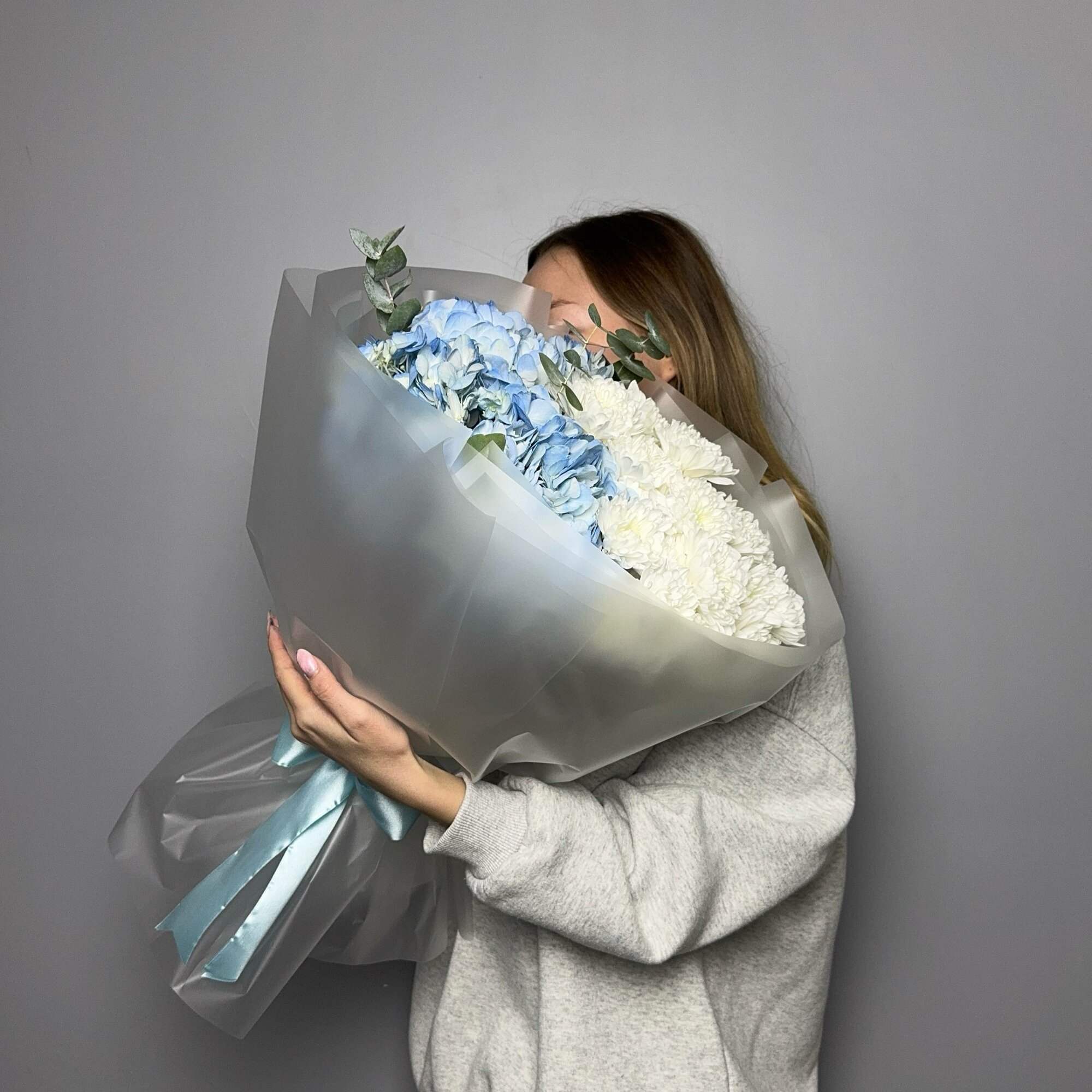 FRESH FLORA Букет живых цветов «Небесная прохлада» – композиция из гортензии, хризантем и эвкалипта для свежего подарка