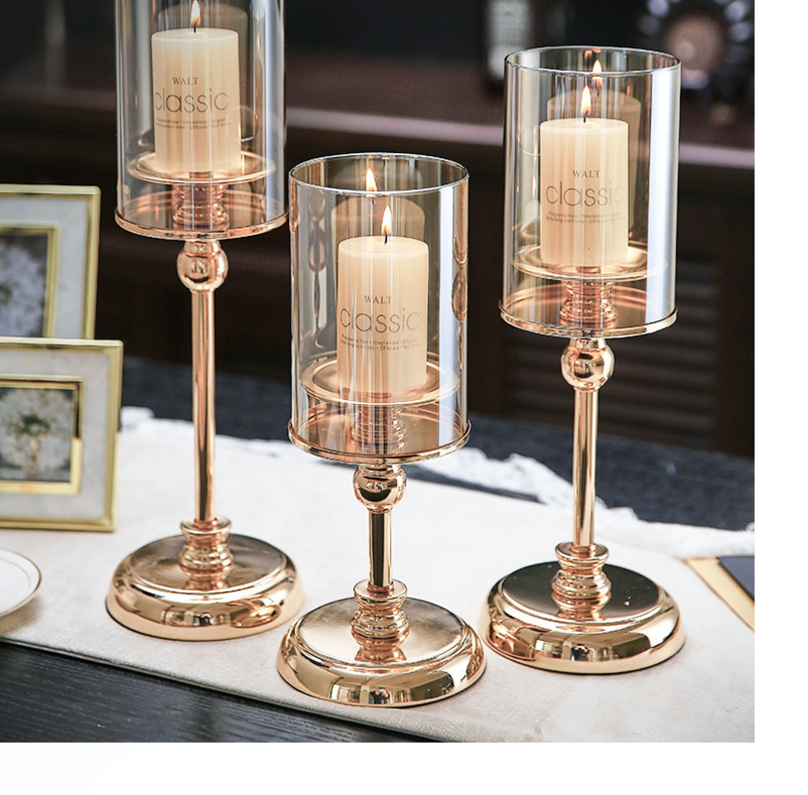 Подсвечник металлический MyPads золотистый в стеклянном корпусе с крупной свечой в комплекте