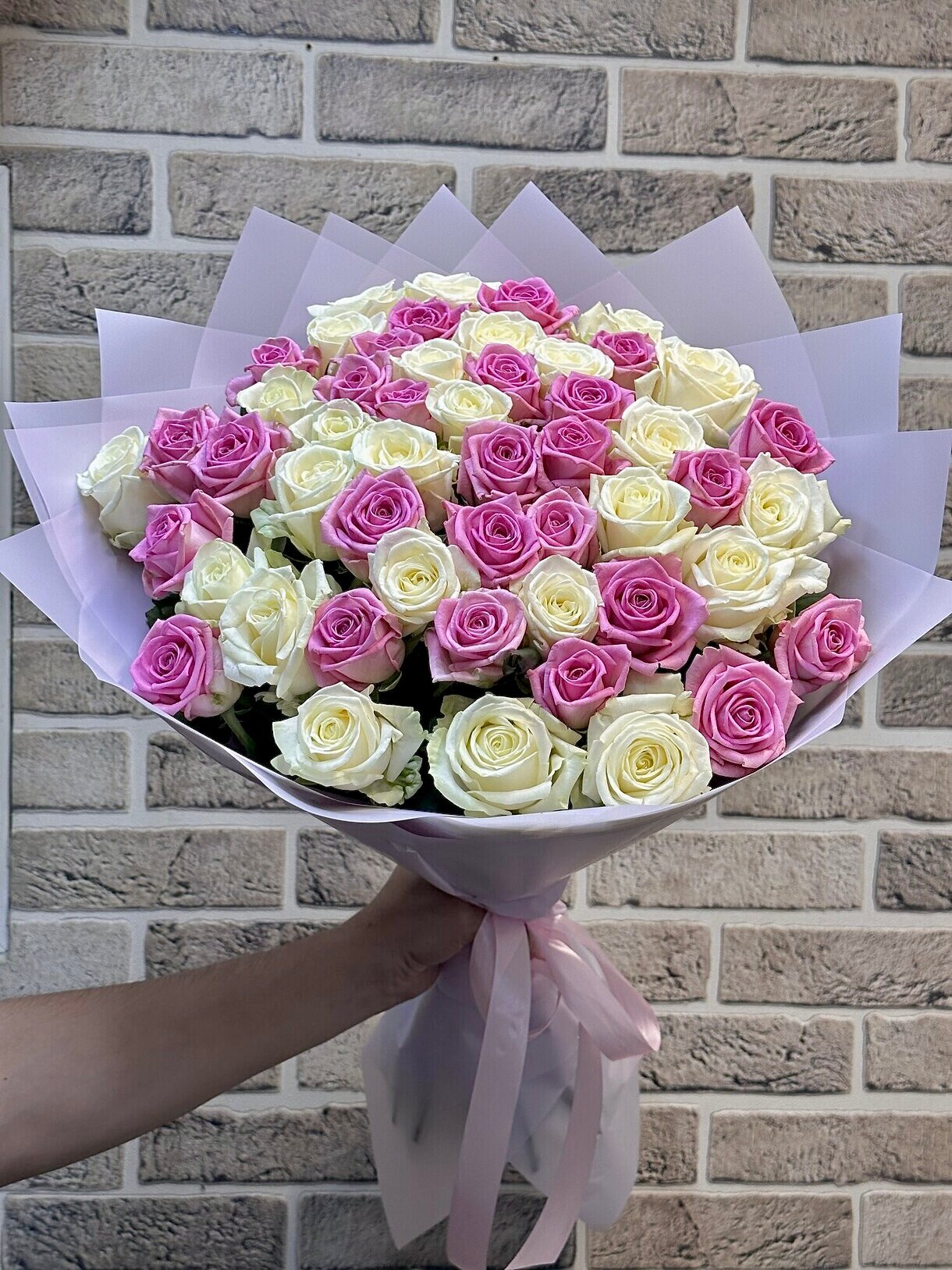 Букет 51 роза, микс лилового и белого цвета, в упаковке, длина 60 см