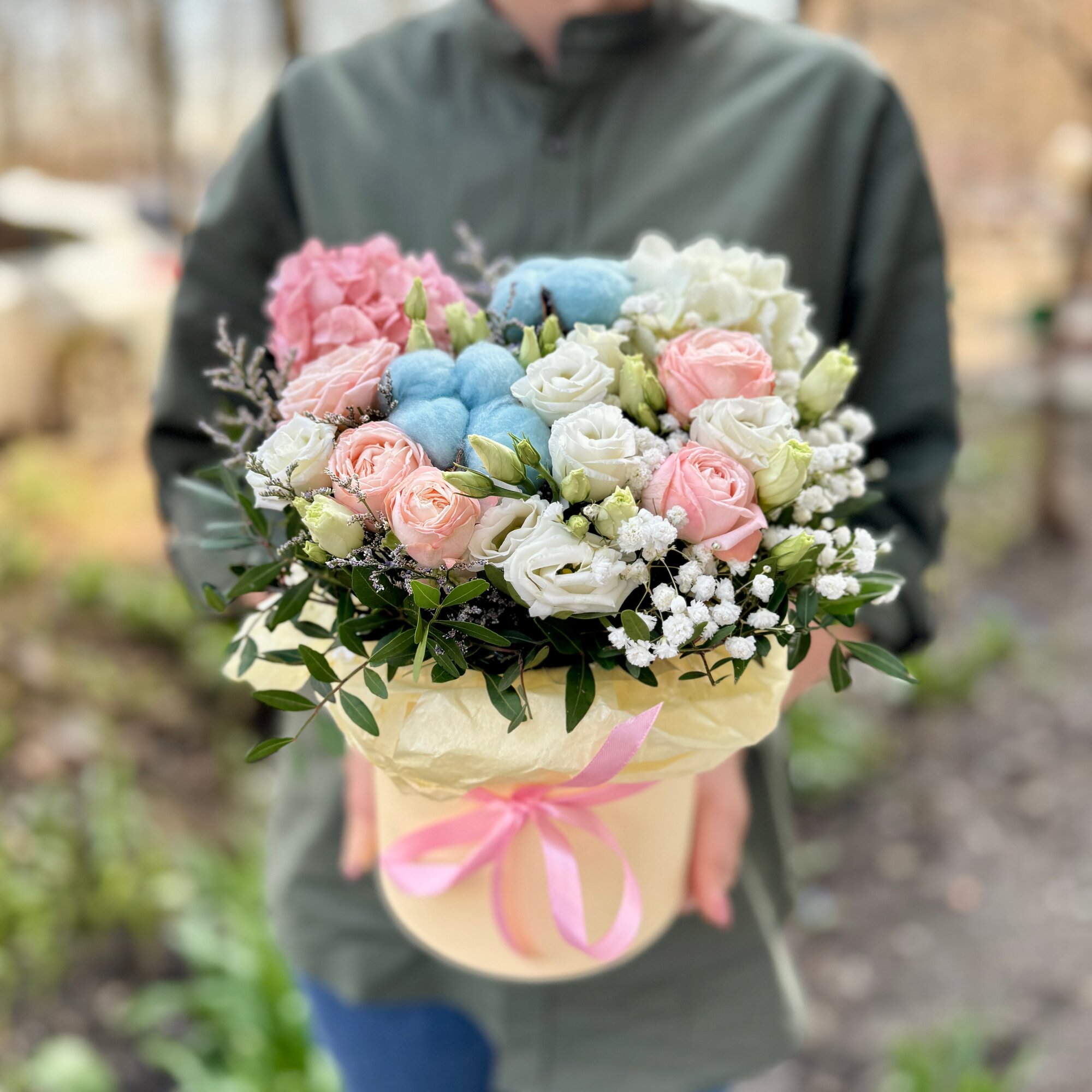 Букет с живыми цветами в коробке "Авторская коробка ОкЦветОк"