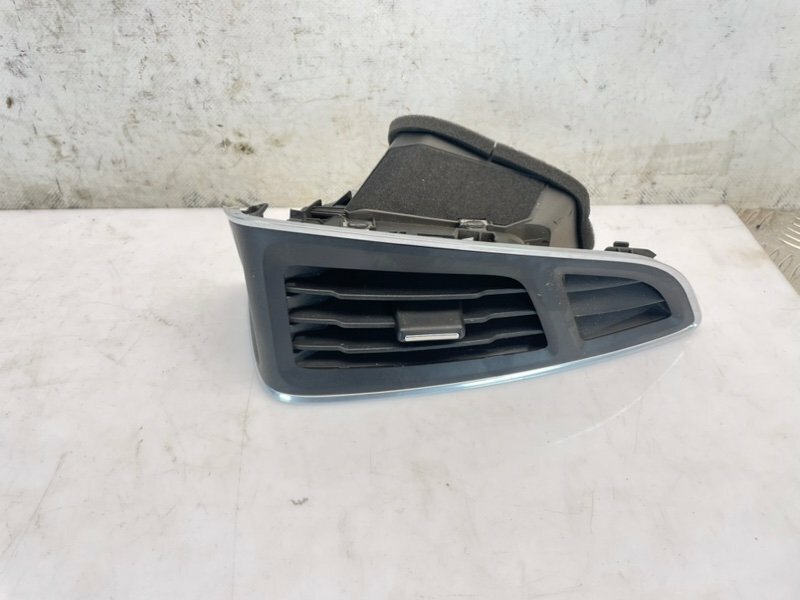 Б/У дефлектор отопителя Ford Focus 2011 CB8 IQDB Перед. Прав. 57292 FORD арт. 1793347