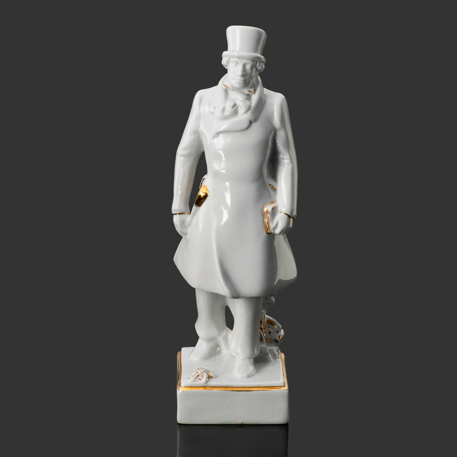 Статуэтка "Пушкин на прогулке", скульптор Н. Я. Данько, фарфор, золочение