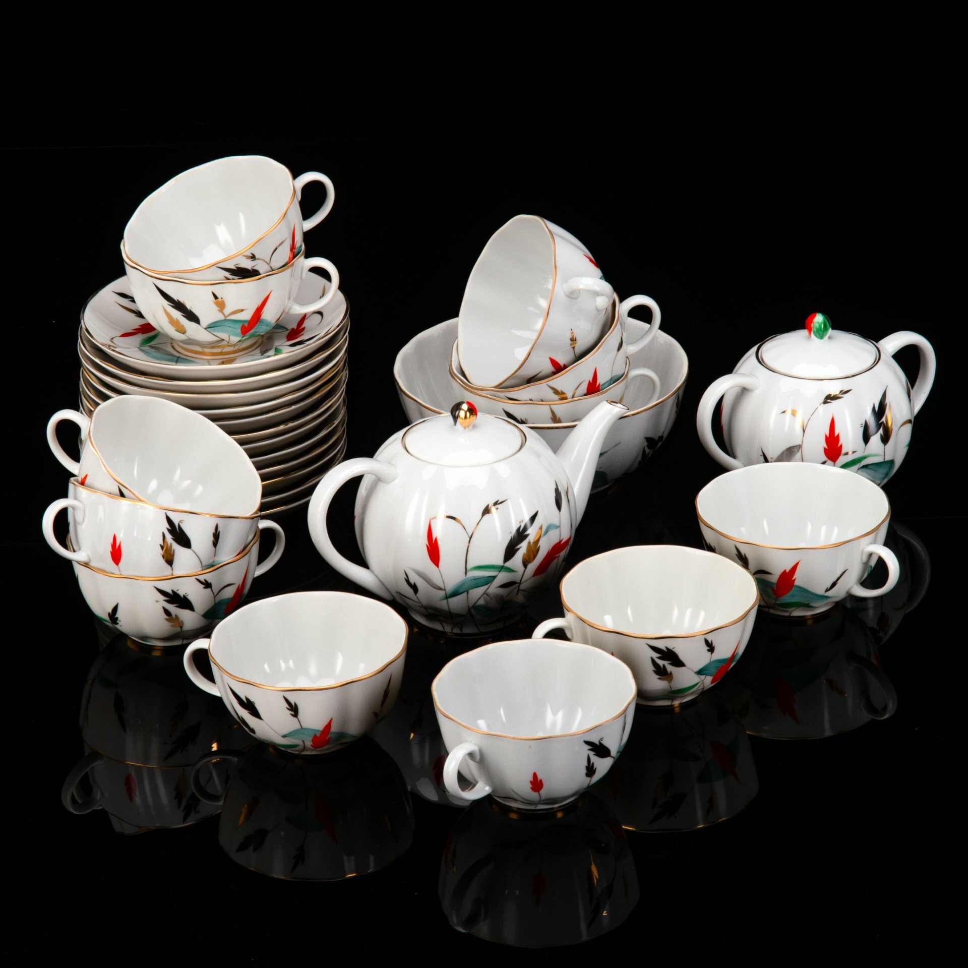 Сервиз чайный "На лугу" на 12 персон (27 предметов), автор росписи Л. К. Блак, фарфор