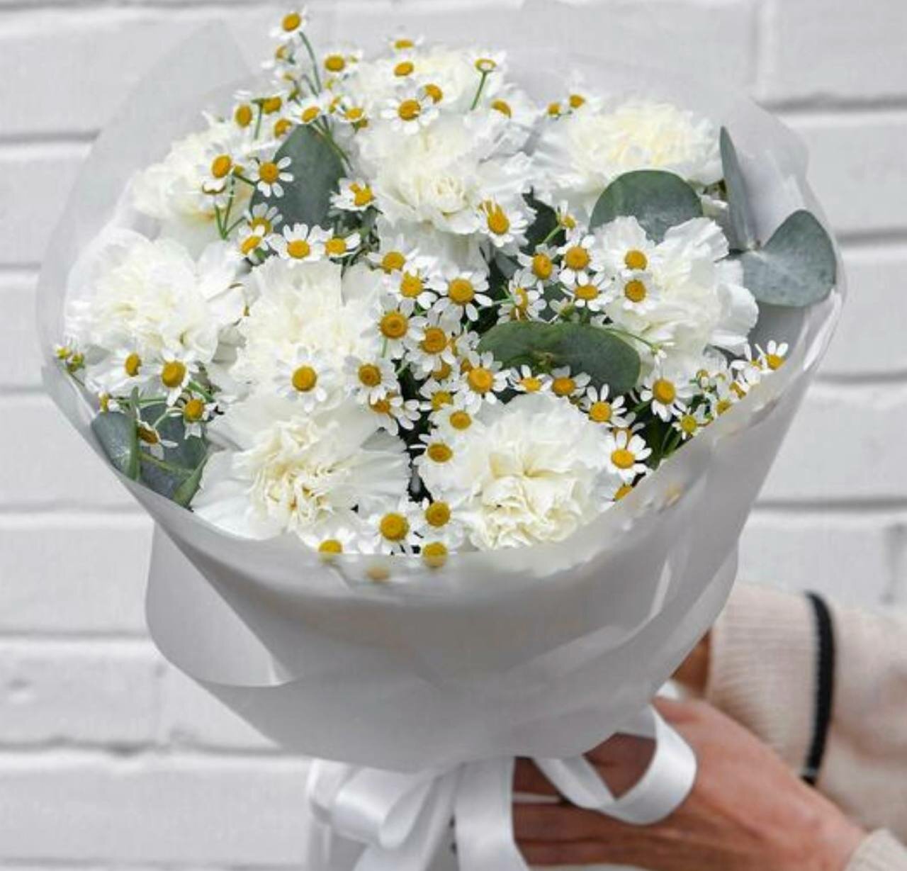 Букет из белых гвоздик и ромашек с добавлением ароматного эвкалипта