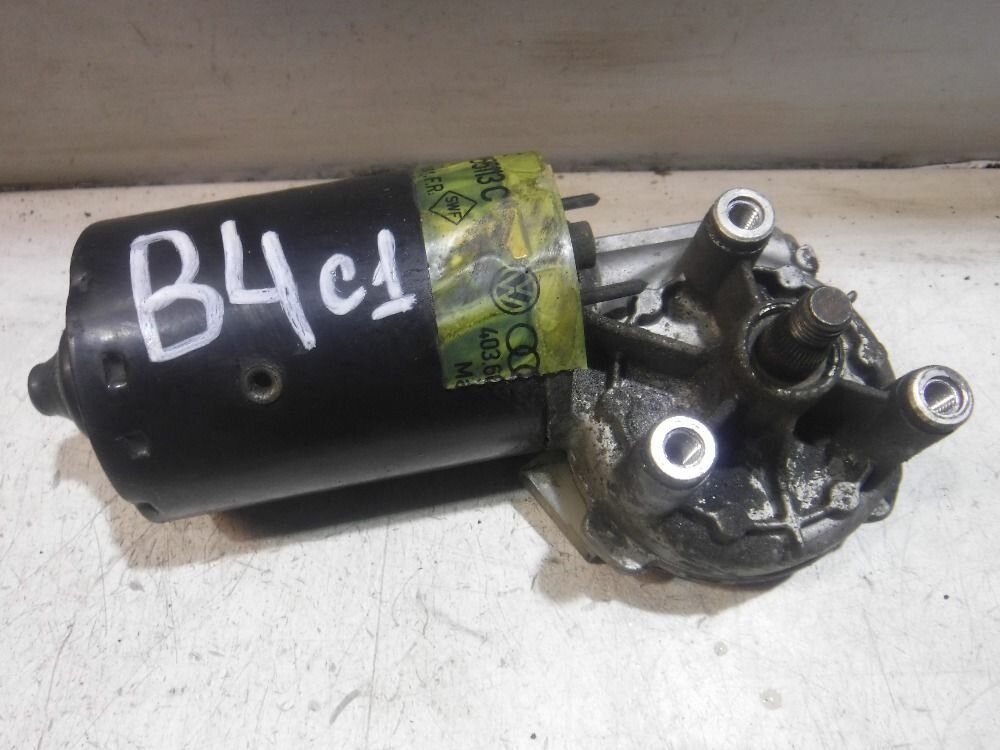 Моторчик стеклоочистителя передний VW Passat B4 357955113C