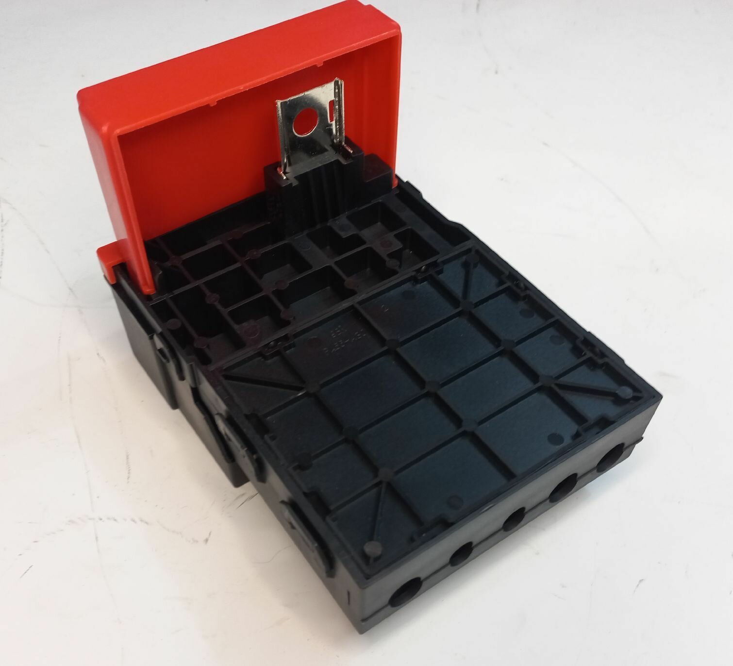 Блок предохранителей на плюсовую клему Chery Tiggo [2.4 16V 4AT внедорожник 4X2] T113724013