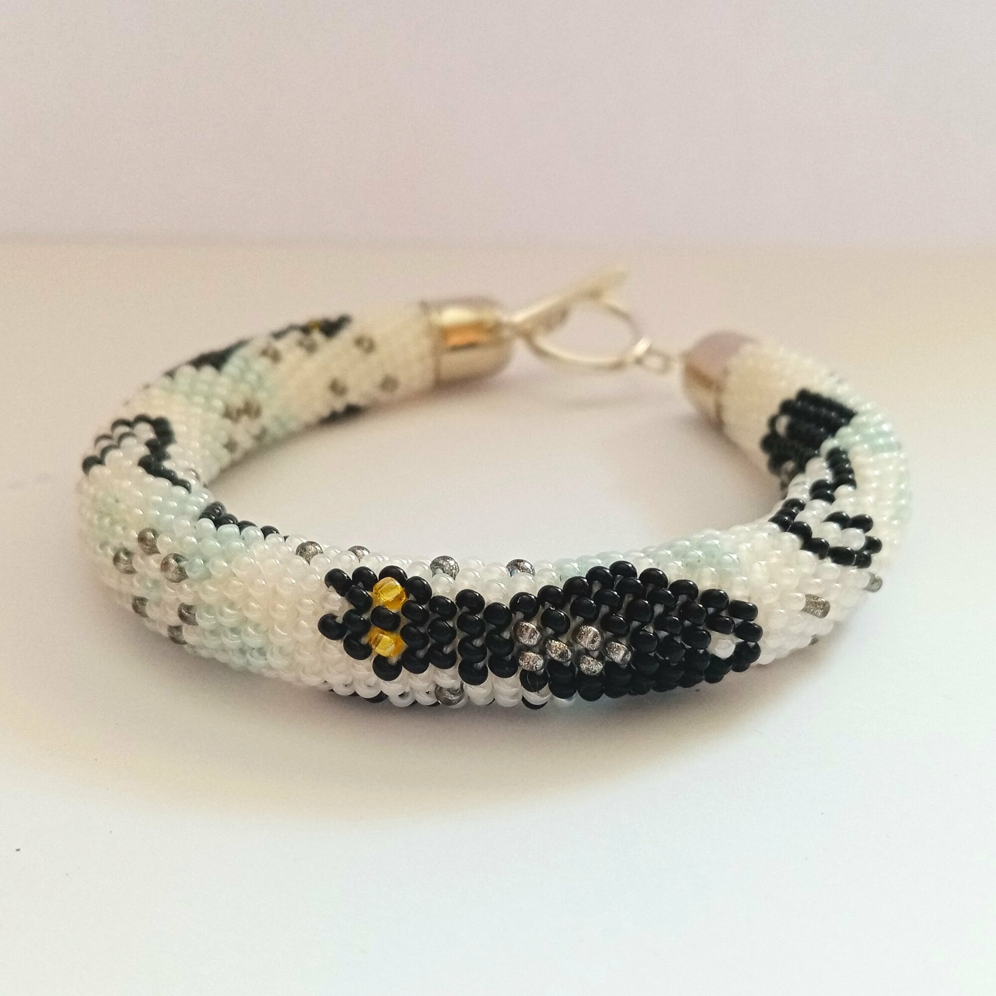 Плетеный браслет, бисер