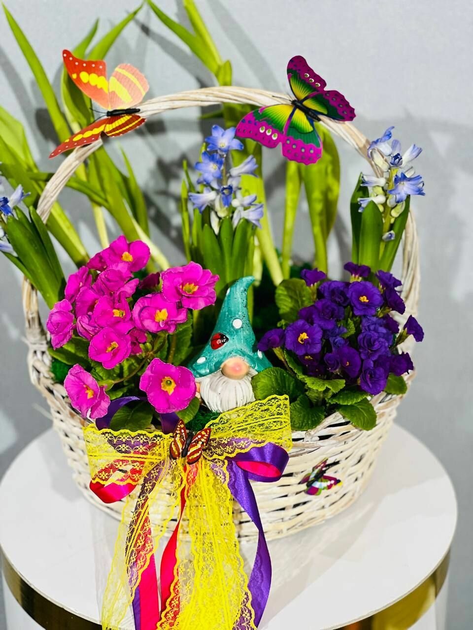 Весенняя композиция в корзине / Первоцветы / Подарок. Тюльпаны, гиацинт, примула