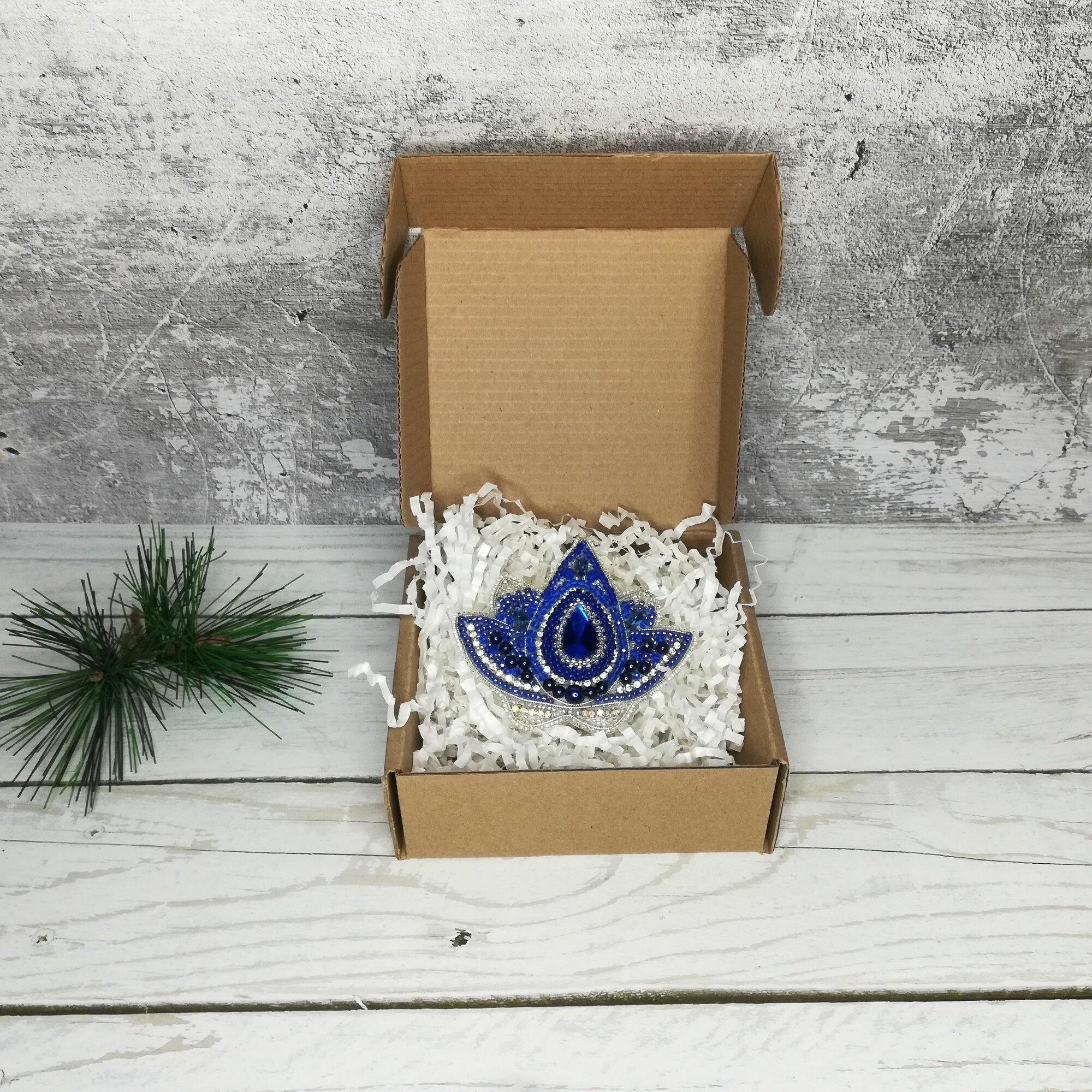 Брошь, кристалл, бисер