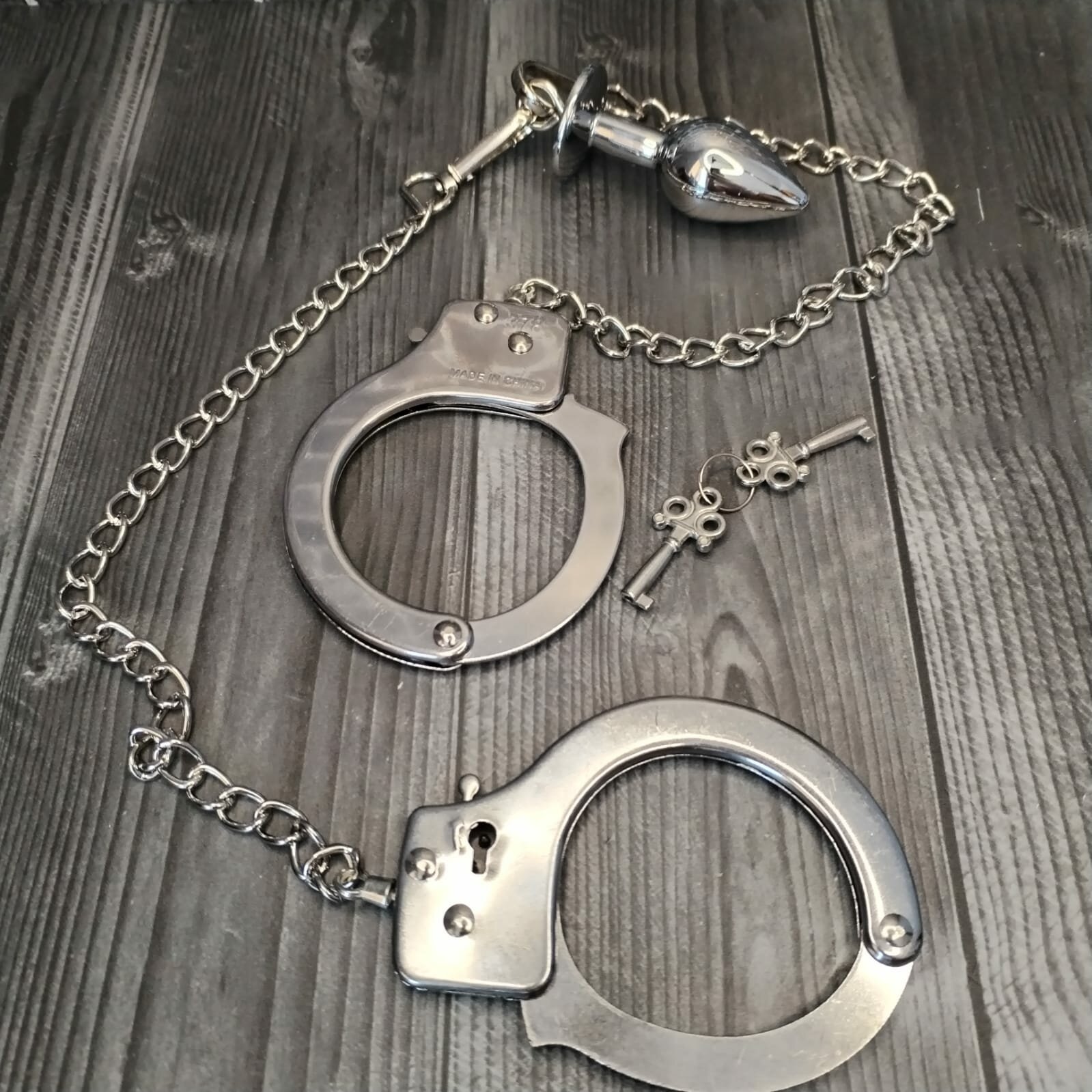 Наручники цепи + Анальная пробка прозрачный камень